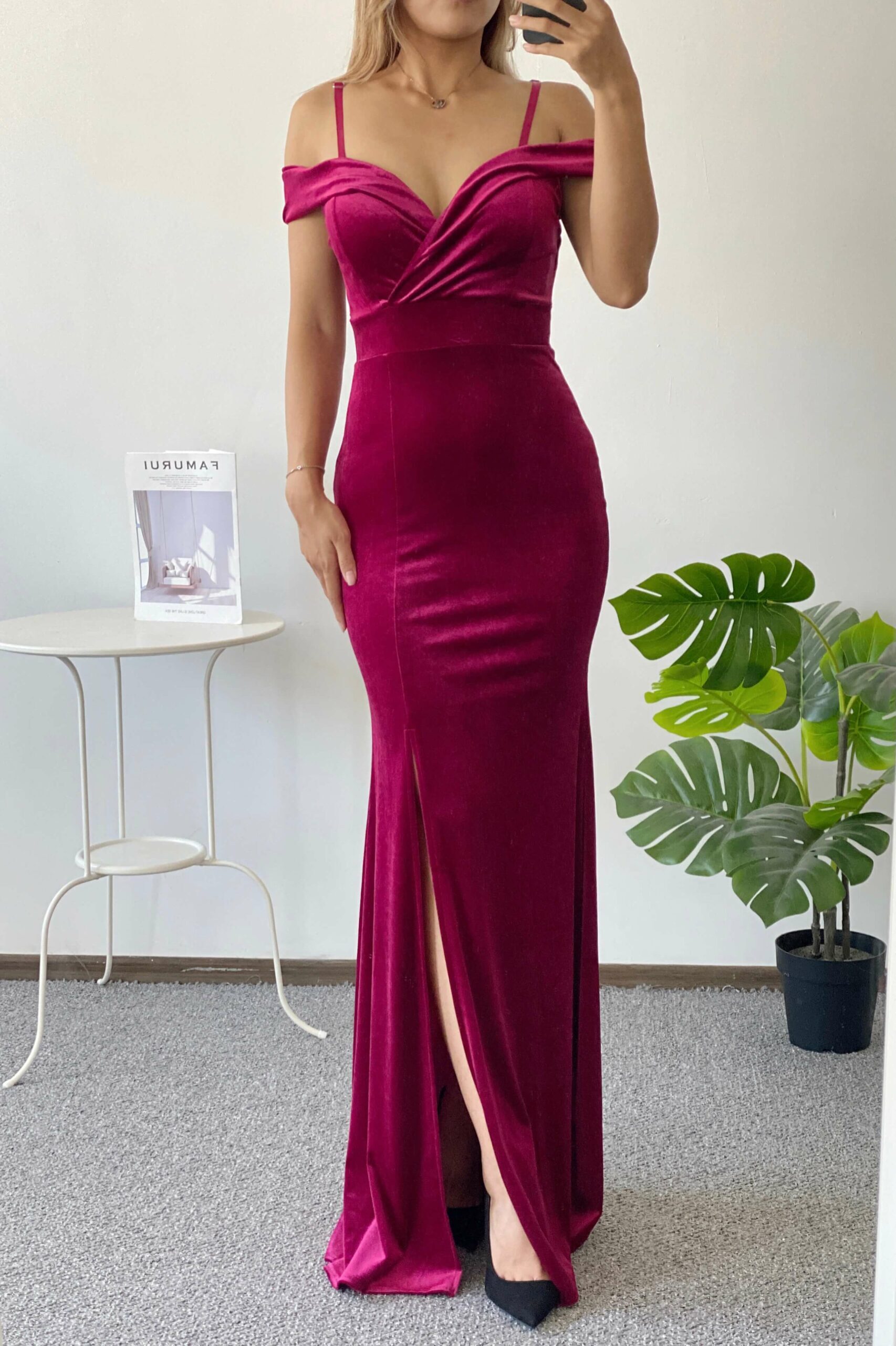 TopCloset Rochie visiniu lunga tip creion din catifea cu slit frontal ...