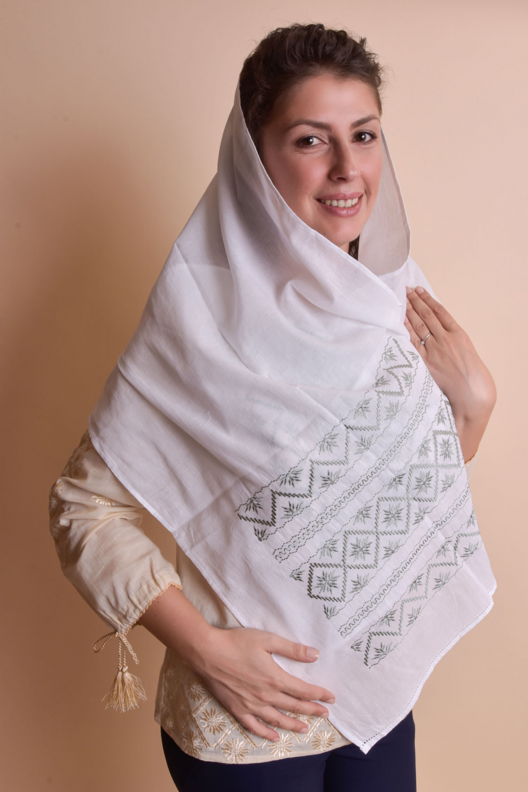 Portul Romanesc Marama traditionala alba cu broderie geometrica ...