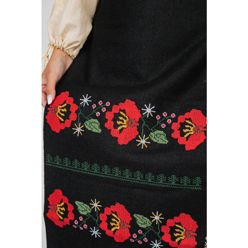 Portul Romanesc Catrinta traditionala neagra cu broderie florala rosie ...