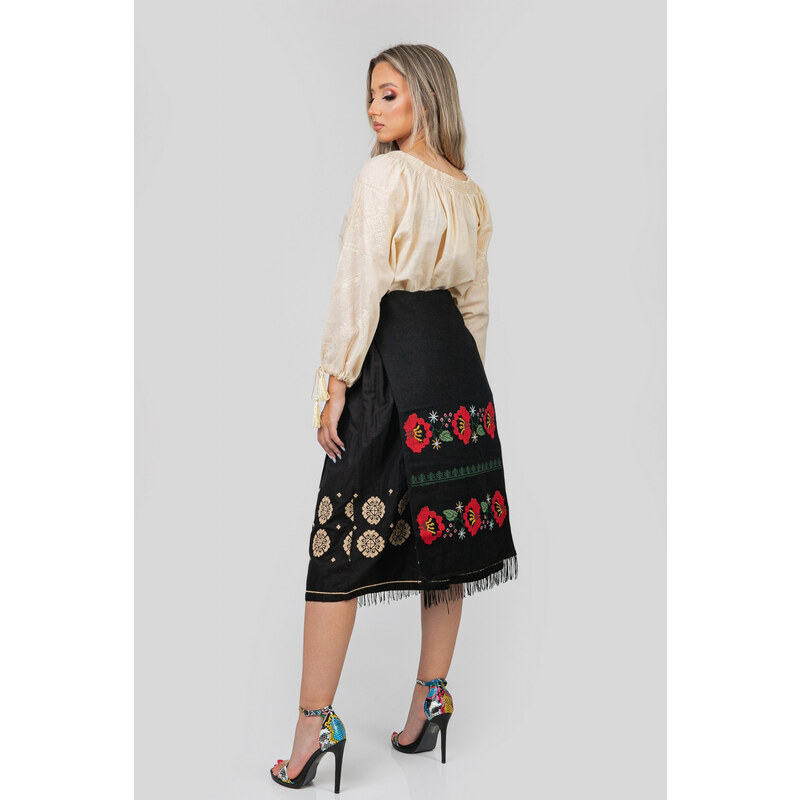 Portul Romanesc Catrinta traditionala neagra cu broderie florala rosie ...