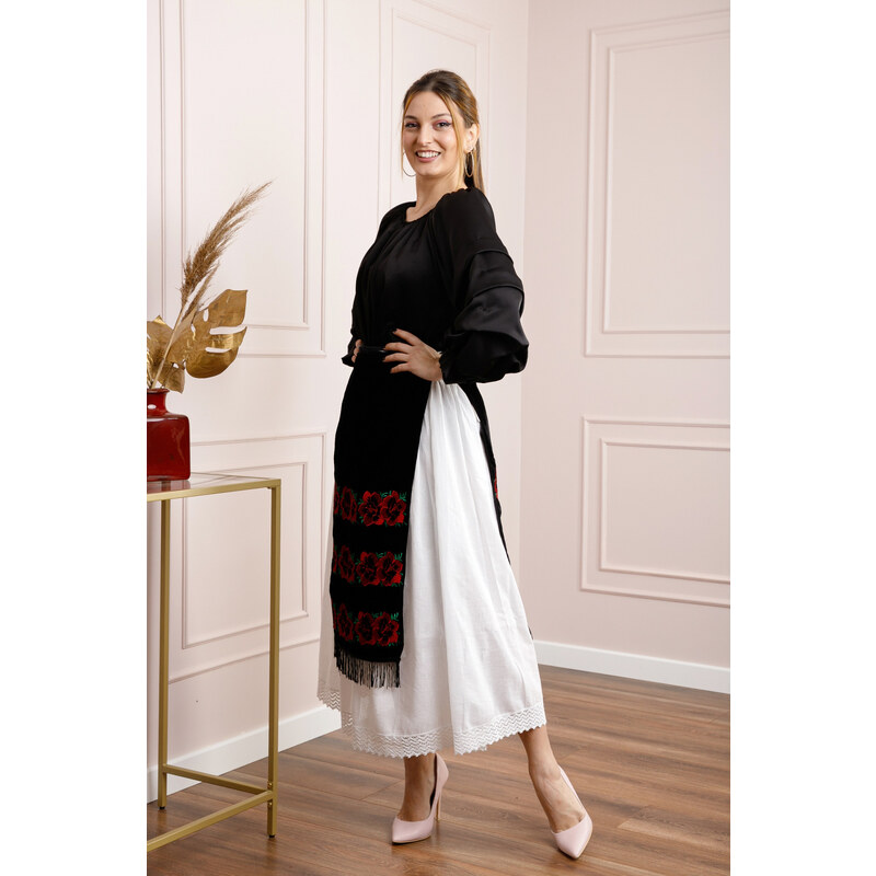 Portul Romanesc Catrinta traditionala neagra cu broderie florala rosie ...
