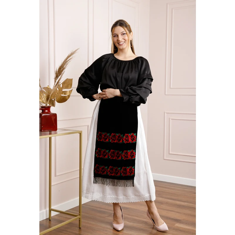 Portul Romanesc Catrinta traditionala neagra cu broderie florala rosie ...