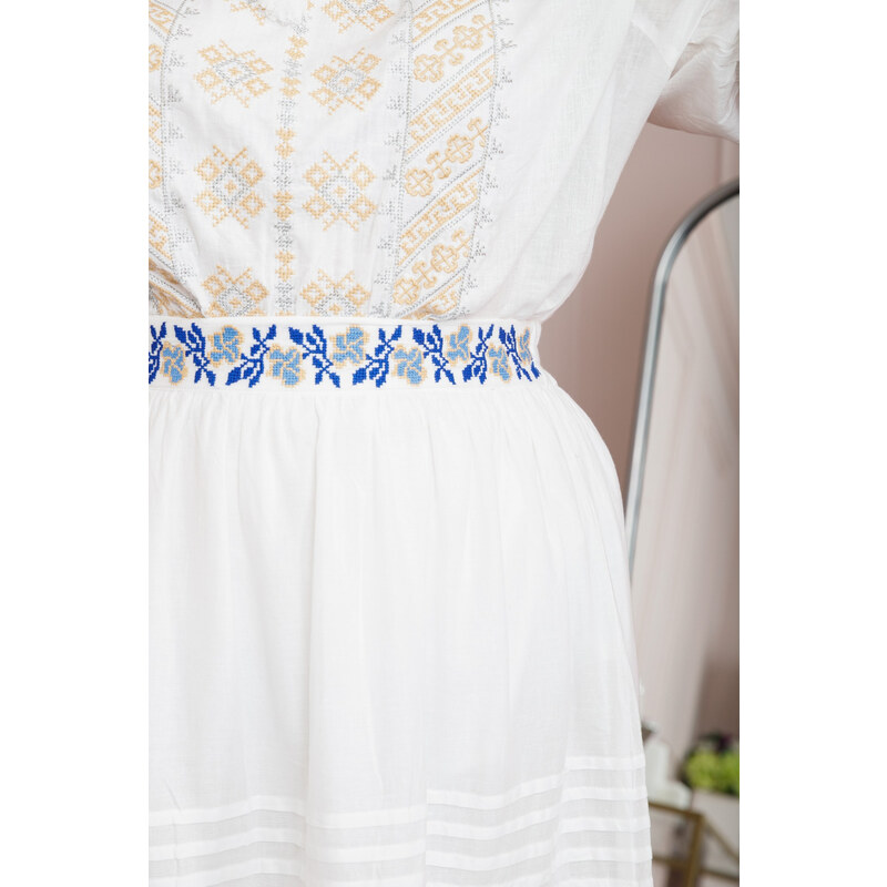 Portul Romanesc Fusta traditionala alba cu broderie florala albastra ...